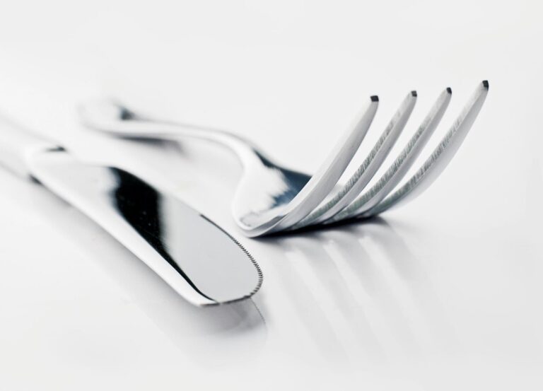 La signification des positions des couverts a table